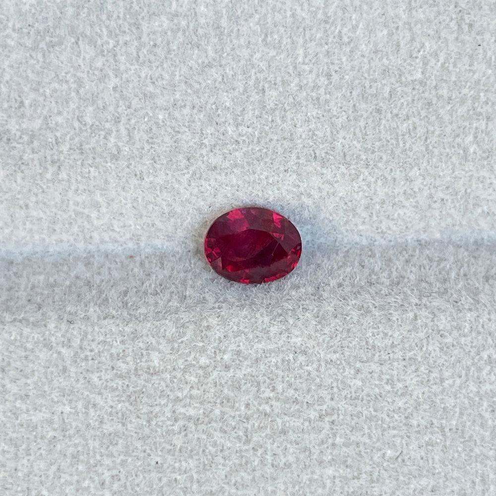 Pourquoi choisir le rubis pour votre bague de fiançailles – un symbole ...